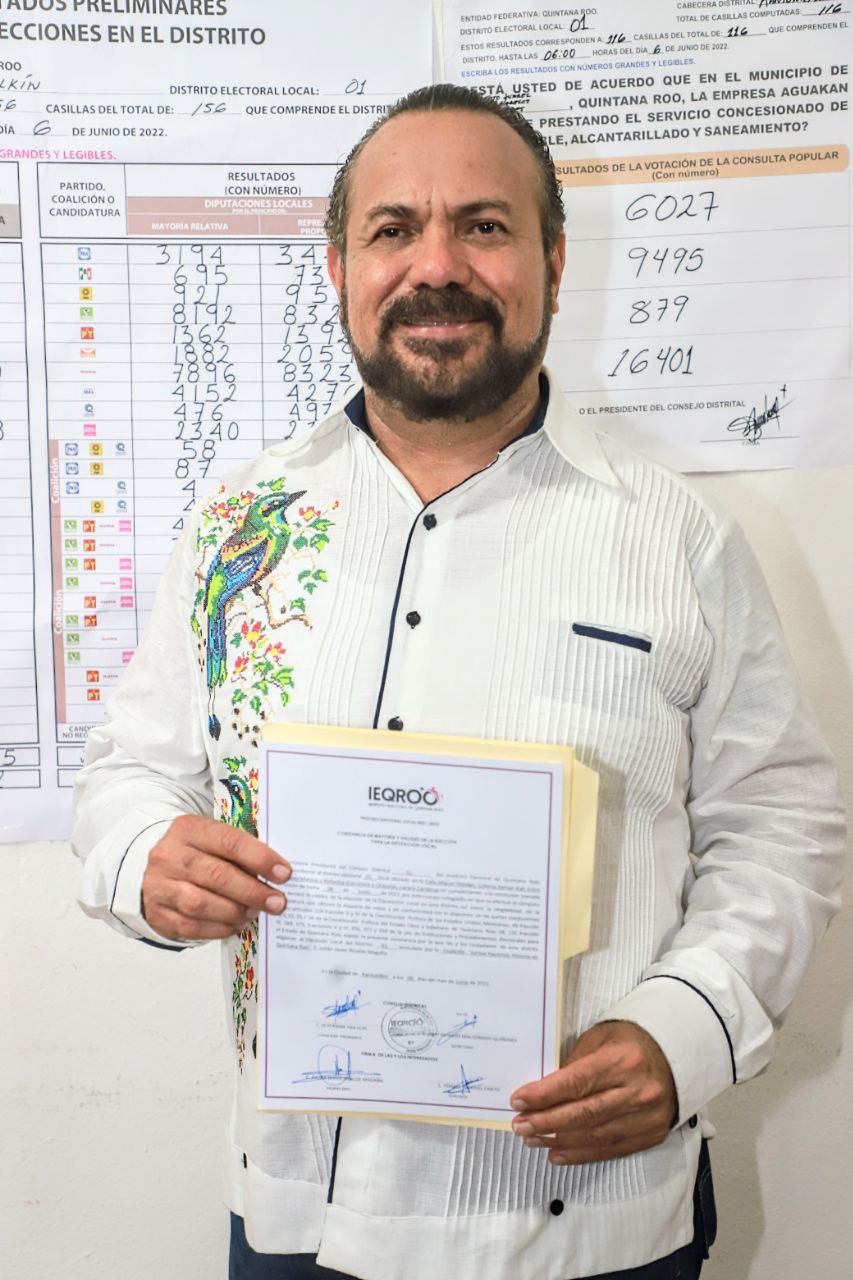 Recibe constancia de diputado electo, Julián Ricalde Magaña