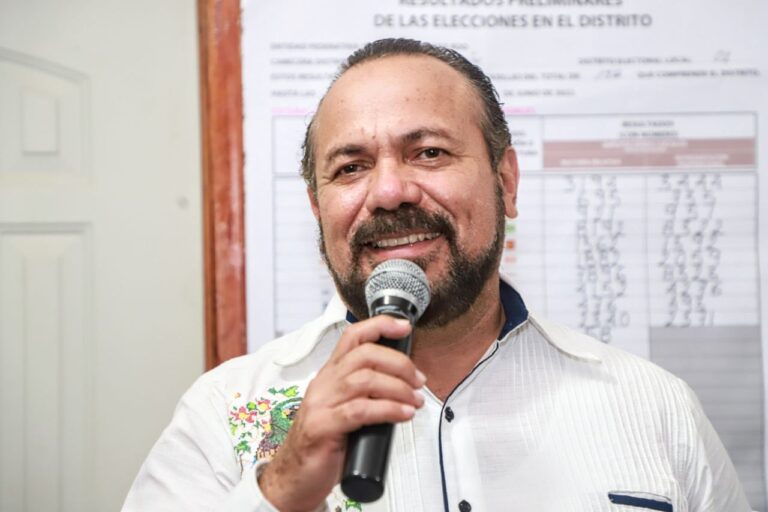 Recibe constancia de diputado electo, Julián Ricalde Magaña