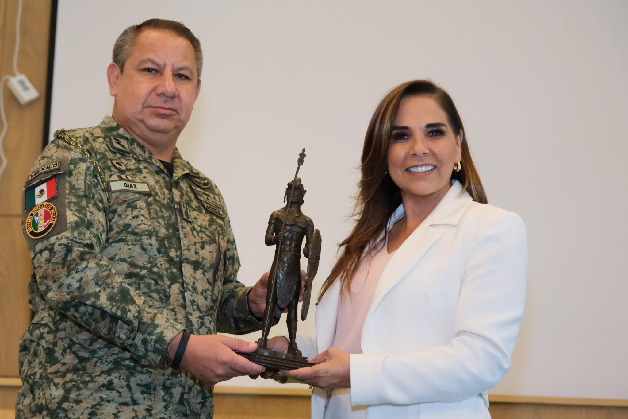 Imparte Mara Lezama Conferencia de la estrategia de Construcción de Paz ...