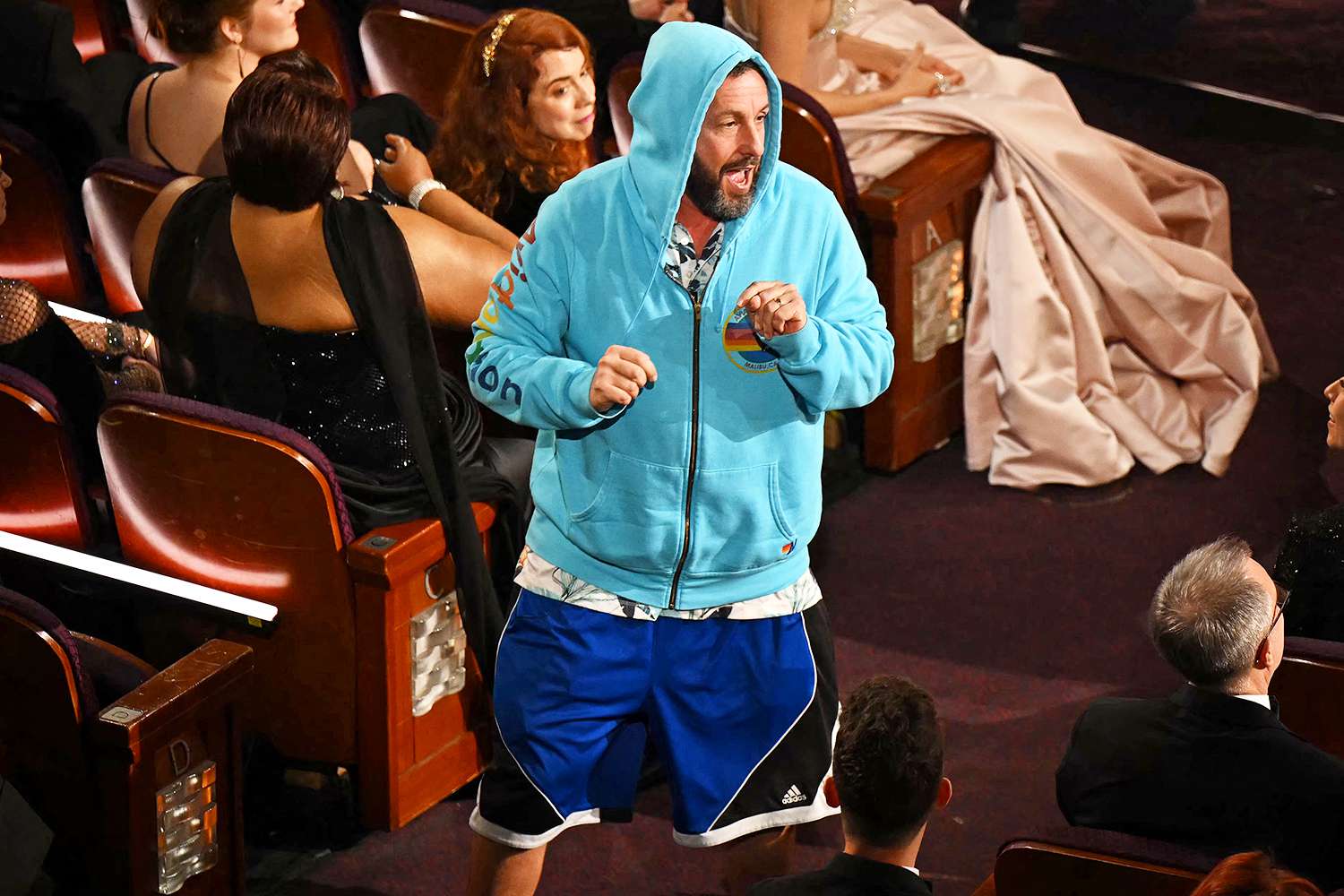 Aparece Adam Sandler en short y sudadera en los premios Oscar 2025