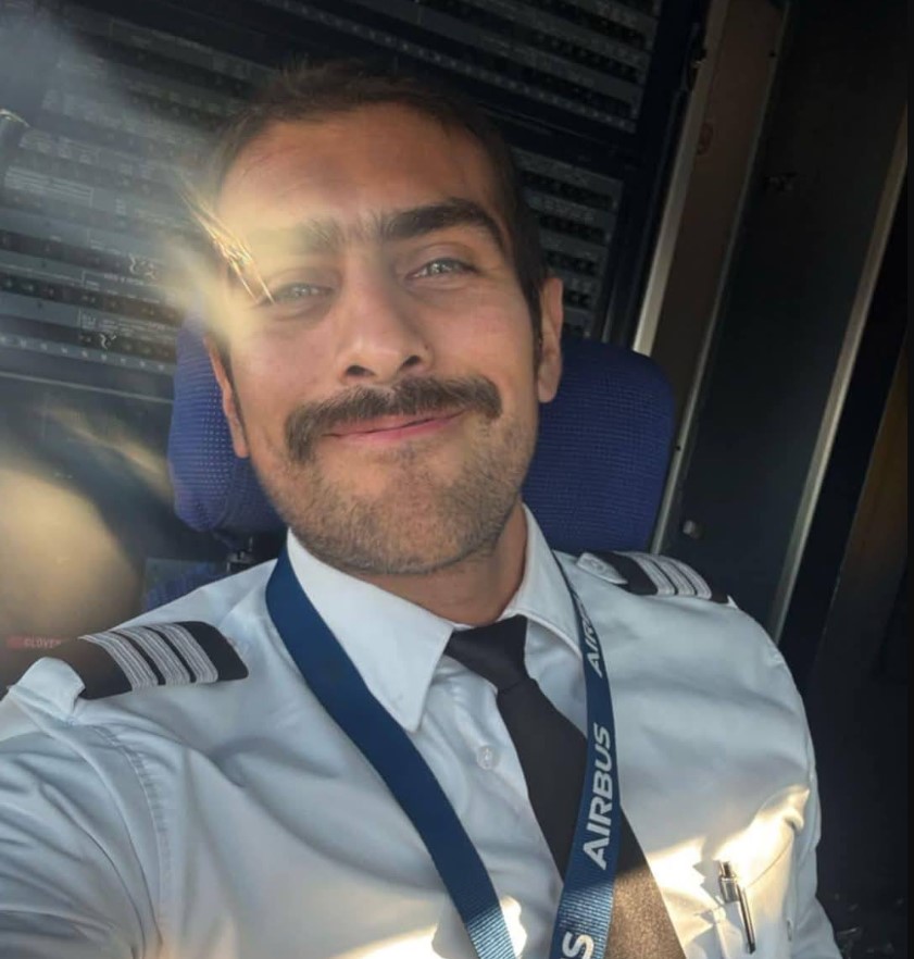 Él es Roger Castillo, el piloto de Campeche que salvó 215 vidas en ...