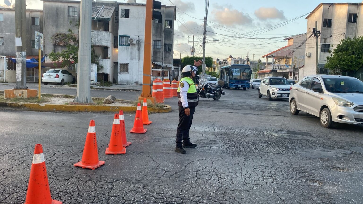 Manifestantes provocan cierre de Av. Nichupté, a la altura del INE, en ...