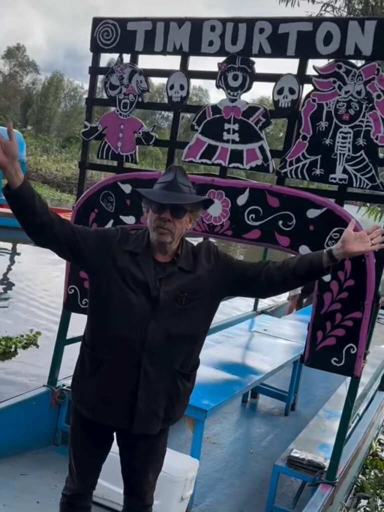 Tim Burton pasea en trajinera previo su exposición en Ciudad de México