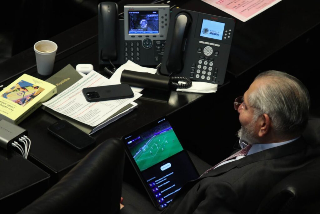 Adán Augusto López es captado viendo partido de futbol durante ...