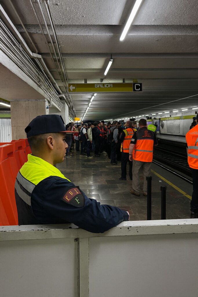 Mujer muere al caer a las vías del Metro en la estación Hidalgo
