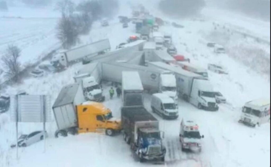 Tormenta de nieve provoca choque múltiple en Michigan