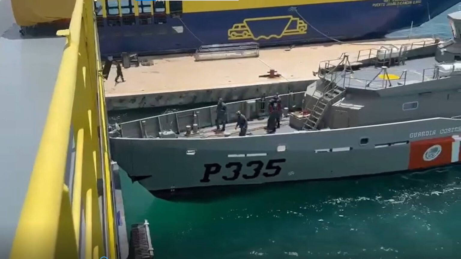 Barco de la Armada choca contra ferry de Ultracarga en muelle de Isla ...